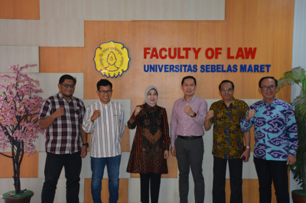 PENJAJAKAN KERJASAMA ANTARA UNIVERSITAS PAKUAN BOGOR DENGAN FAKULTAS HUKUM UNIVERSITAS SEBELAS ...